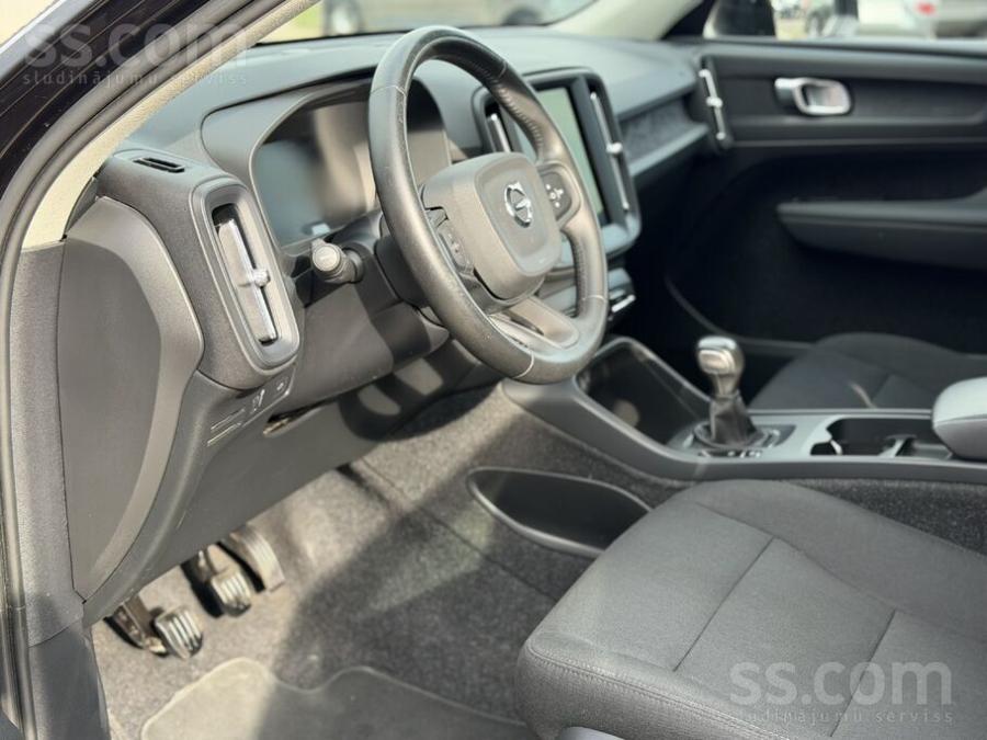 Black Volvo XC40 2020 in Riga, with an engine capacity of 2.00 L and mileage of 198 thousand km for 15990 €, photo 5 on AUTOMOTO.COM.LV