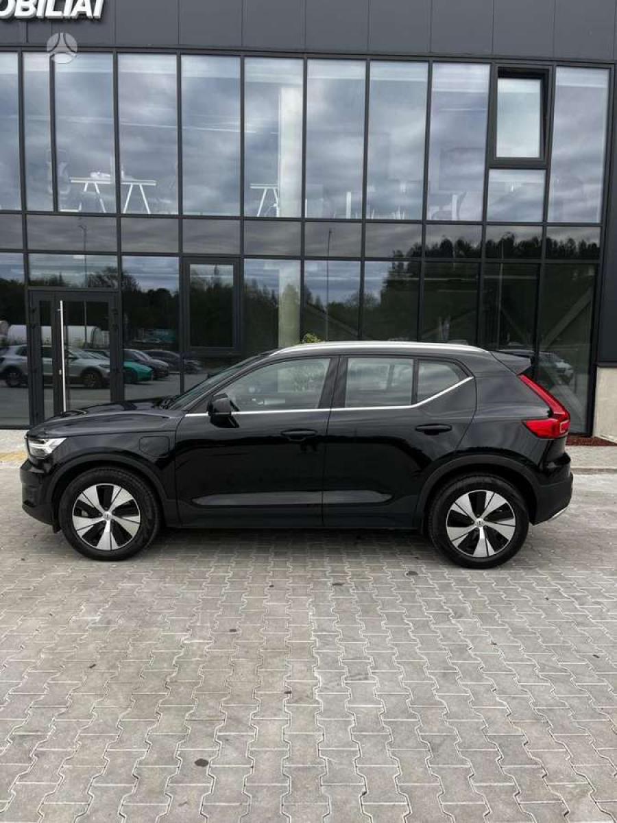 Black Volvo XC40 2021 in Vilnius, with an engine capacity of 1.48 L and mileage of 116 thousand km for 20700 €, photo 4 on AUTOMOTO.COM.LV