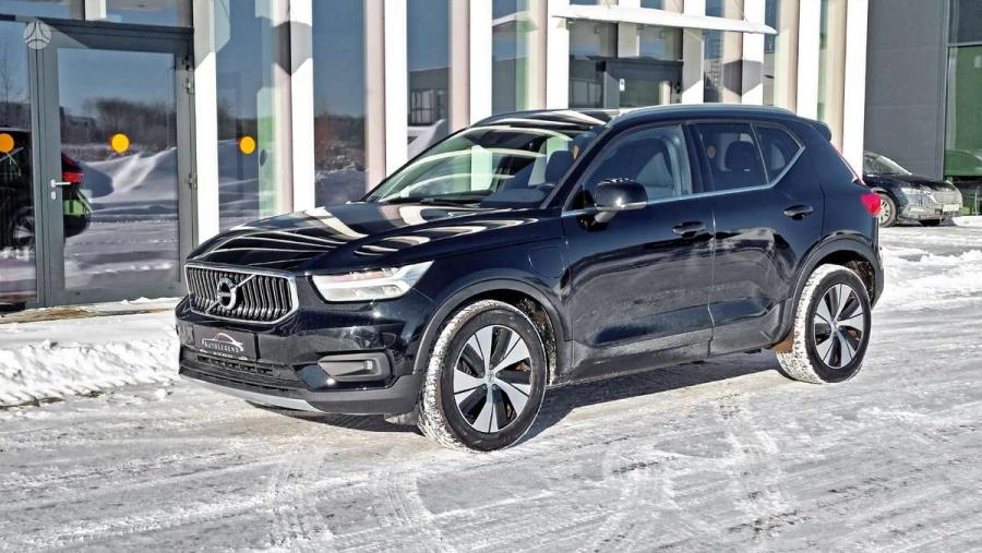 Black Volvo XC40 2021 in Vilnius, with an engine capacity of 1.48 L and mileage of 138 thousand km for 18990 €, photo 6 on AUTOMOTO.COM.LV