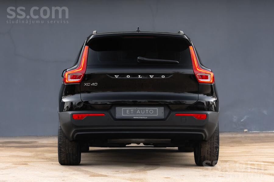 Black Volvo XC40 2021 in Jelgava, with an engine capacity of 1.50 L and mileage of 226 thousand km for 15500 €, photo 6 on AUTOMOTO.COM.LV