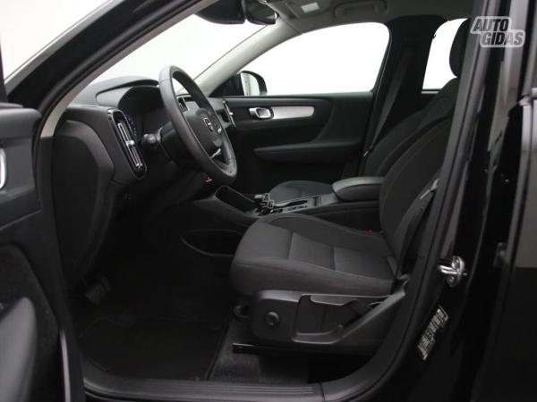 Black Volvo XC40 2021 in Vilnius, with an engine capacity of 1.50 L and mileage of 185 thousand km for 18399 €, photo 4 on AUTOMOTO.COM.LV