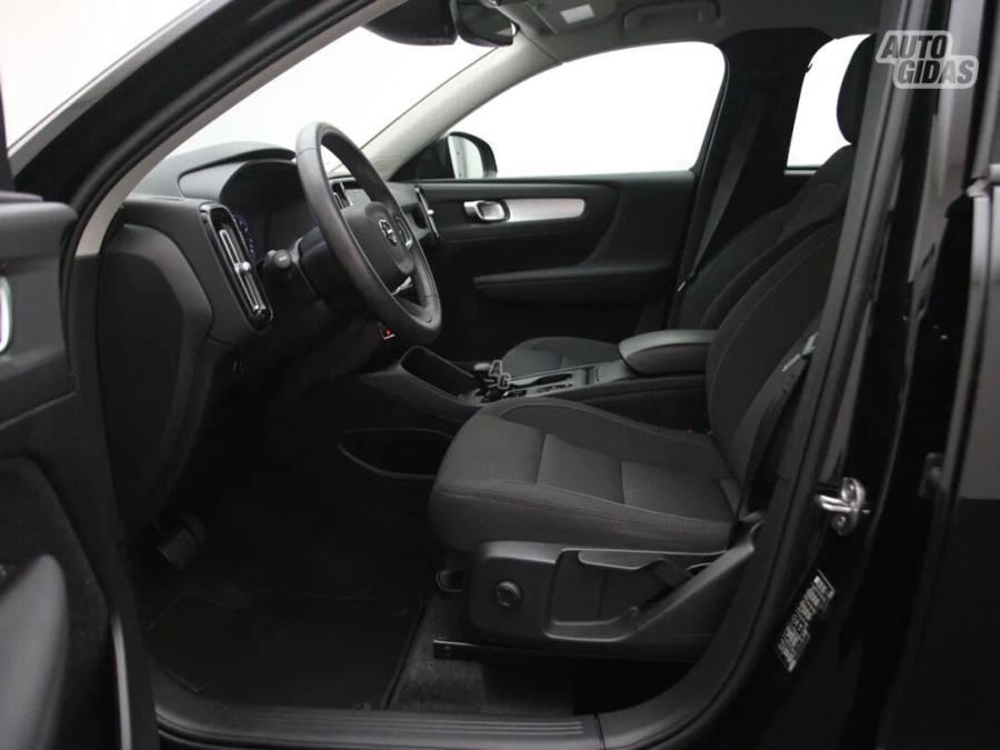 Black Volvo XC40 2021 in Vilnius, with an engine capacity of 1.50 L and mileage of 185 thousand km for 18399 €, photo 5 on AUTOMOTO.COM.LV