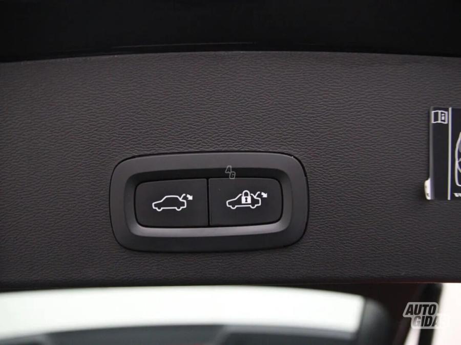 Black Volvo XC40 2021 in Vilnius, with an engine capacity of 1.50 L and mileage of 185 thousand km for 18399 €, photo 30 on AUTOMOTO.COM.LV