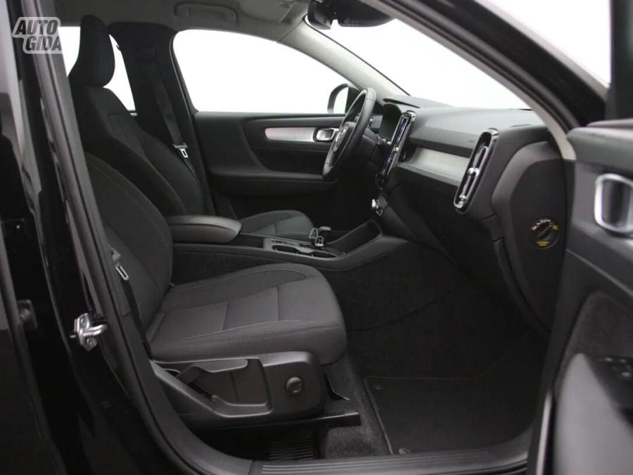 Black Volvo XC40 2021 in Vilnius, with an engine capacity of 1.50 L and mileage of 202 thousand km for 19399 €, photo 15 on AUTOMOTO.COM.LV