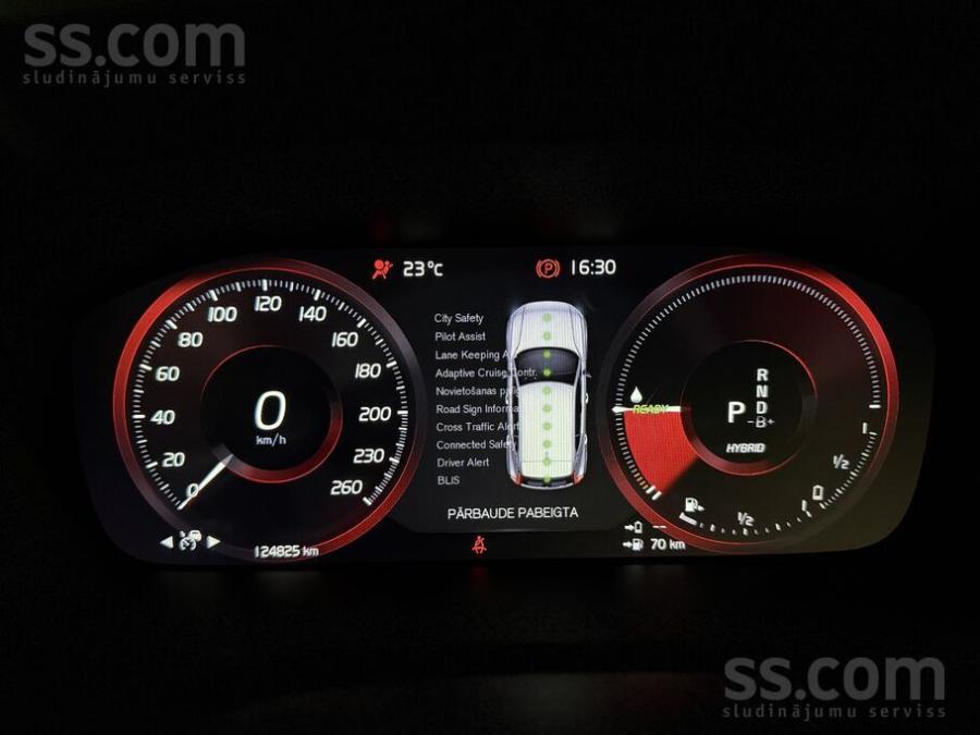 Black Volvo XC40 2021 in Riga, with an engine capacity of 1.50 L and mileage of 125 thousand km for 25900 €, photo 3 on AUTOMOTO.COM.LV