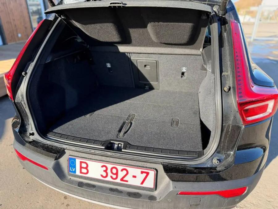 Black Volvo XC40 2021 in Riga, with an engine capacity of 1.50 L and mileage of 163 thousand km for 15000 €, photo 6 on AUTOMOTO.COM.LV