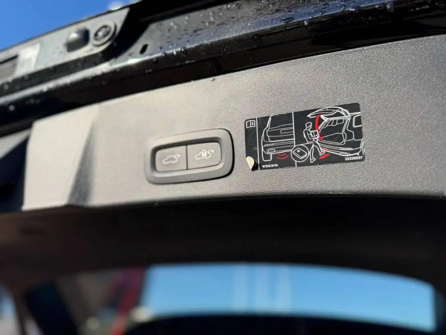 Black Volvo XC40 2021 in Riga, with an engine capacity of 1.50 L and mileage of 163 thousand km for 15000 €, photo 7 on AUTOMOTO.COM.LV