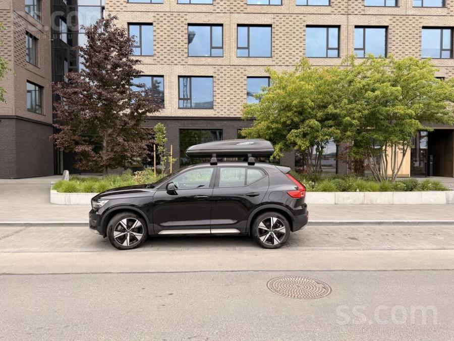 Black Volvo XC40 2021 in Riga, with an engine capacity of 1.50 L and mileage of 217 thousand km for 20750 €, photo 3 on AUTOMOTO.COM.LV