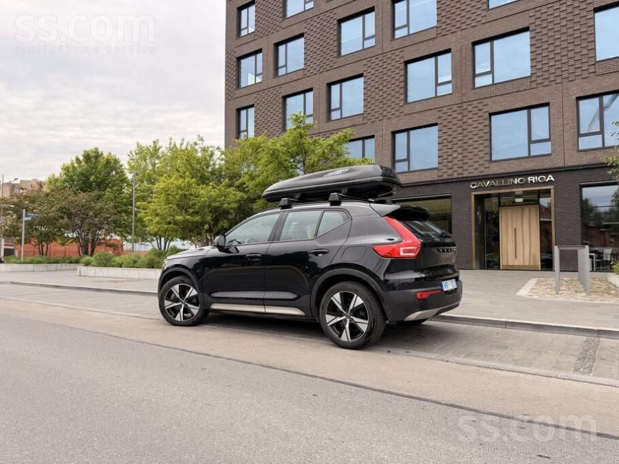 Black Volvo XC40 2021 in Riga, with an engine capacity of 1.50 L and mileage of 217 thousand km for 20750 €, photo 4 on AUTOMOTO.COM.LV