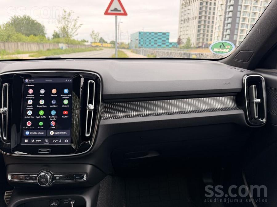 Black Volvo XC40 2021 in Riga, with an engine capacity of 1.50 L and mileage of 217 thousand km for 20750 €, photo 8 on AUTOMOTO.COM.LV