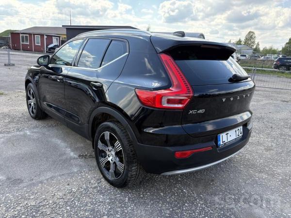 Black Volvo XC40 2021 in Riga, with an engine capacity of 1.50 L and mileage of 70 thousand km for 28200 €, photo 4 on AUTOMOTO.COM.LV