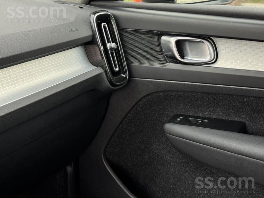 Black Volvo XC40 2021 in Riga, with an engine capacity of 1.50 L and mileage of 83 thousand km for 21600 €, photo 20 on AUTOMOTO.COM.LV