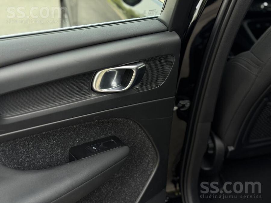Black Volvo XC40 2021 in Riga, with an engine capacity of 1.50 L and mileage of 83 thousand km for 21600 €, photo 22 on AUTOMOTO.COM.LV