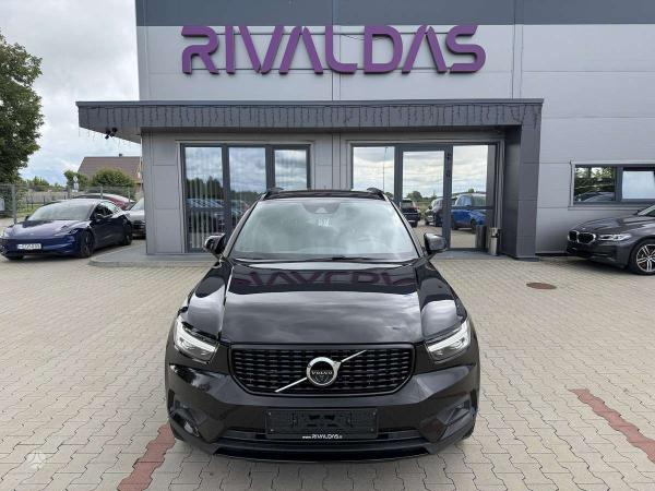 Black Volvo XC40 2021 in Siauliai, with an engine capacity of 1.48 L and mileage of 186 thousand km for 23990 €, photo 1 on AUTOMOTO.COM.LV