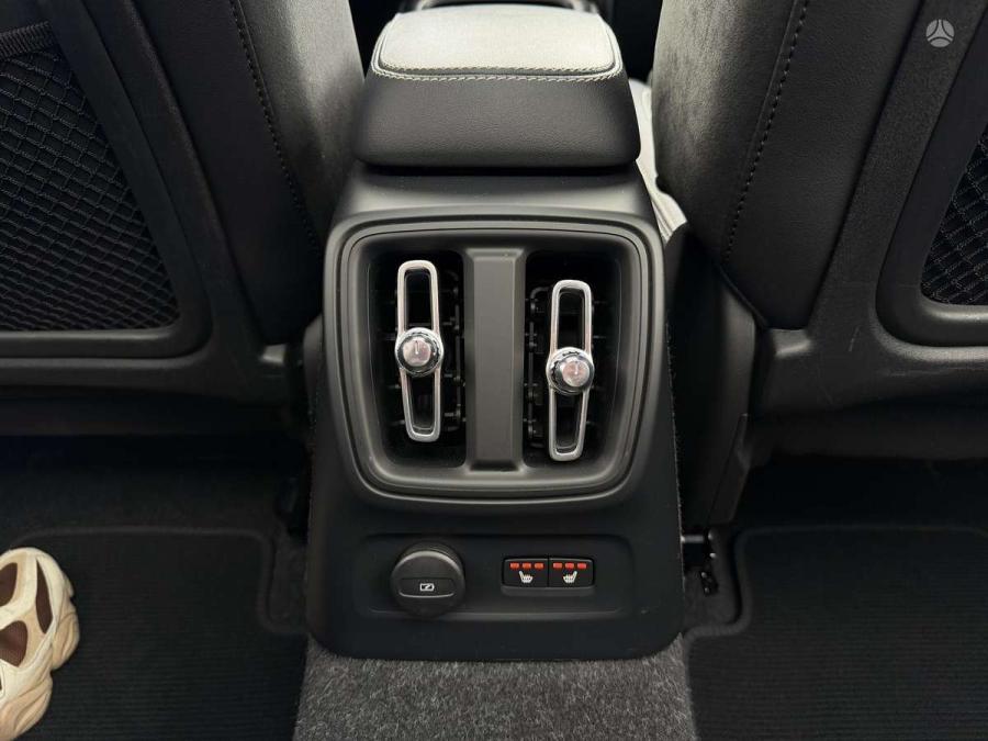 Melns Volvo XC40 2021 Šauļi, ar dzinēja tilpumu 1.48 L un nobraukumu 186 tūkst. km par 23990 €, foto 25 vietnē AUTOMOTO.COM.LV