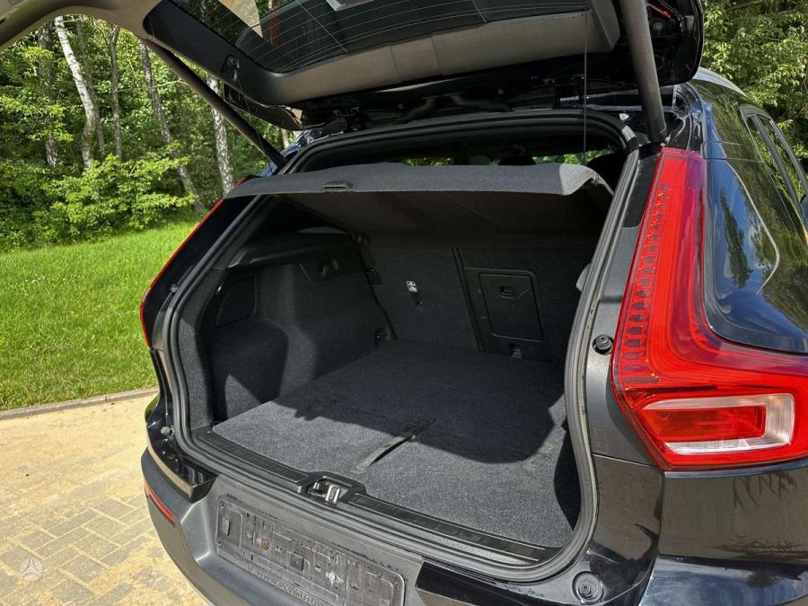 Black Volvo XC40 2021 in Kaunas, with an engine capacity of 1.97 L and mileage of 110 thousand km for 19850 €, photo 8 on AUTOMOTO.COM.LV