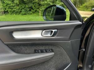 Black Volvo XC40 2021 in Kaunas, with an engine capacity of 1.97 L and mileage of 110 thousand km for 19850 €, photo 18 on AUTOMOTO.COM.LV