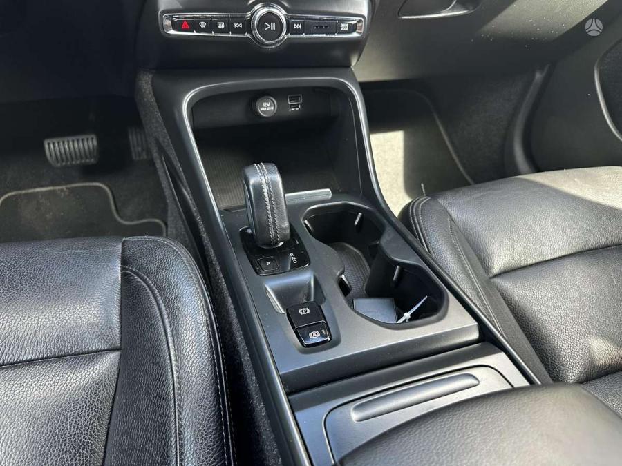 Black Volvo XC40 2021 in Kaunas, with an engine capacity of 1.97 L and mileage of 110 thousand km for 19850 €, photo 22 on AUTOMOTO.COM.LV