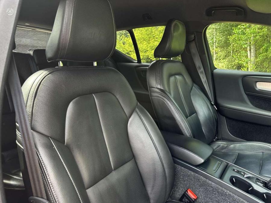 Black Volvo XC40 2021 in Kaunas, with an engine capacity of 1.97 L and mileage of 110 thousand km for 19850 €, photo 27 on AUTOMOTO.COM.LV