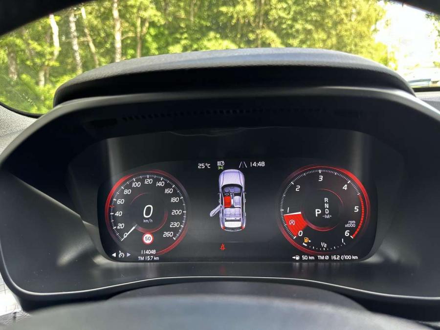 Black Volvo XC40 2021 in Kaunas, with an engine capacity of 1.97 L and mileage of 110 thousand km for 19850 €, photo 28 on AUTOMOTO.COM.LV