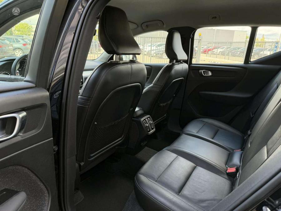 Black Volvo XC40 2021 in Kaunas, with an engine capacity of 1.48 L and mileage of 224 thousand km for 16900 €, photo 16 on AUTOMOTO.COM.LV