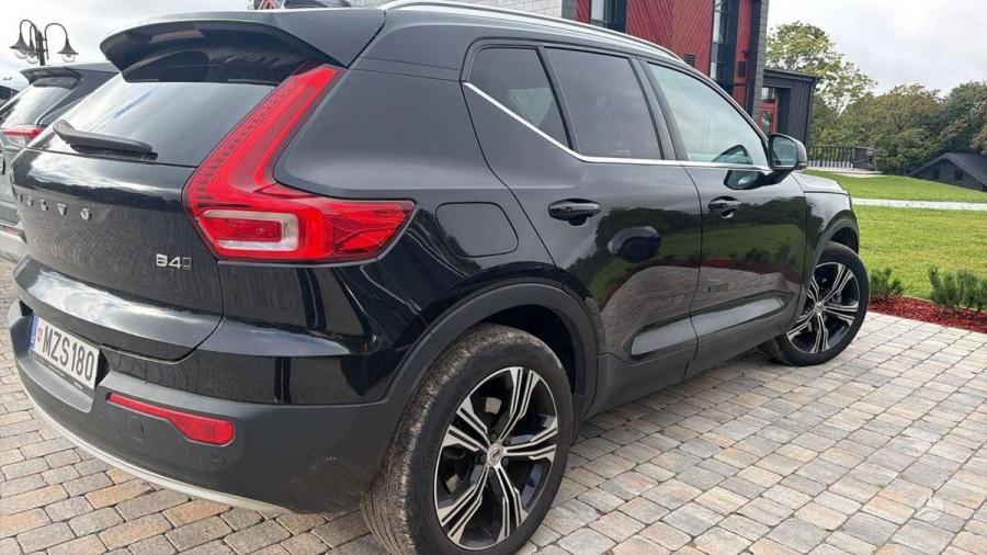 Melns Volvo XC40 2021 Viļņa, ar dzinēja tilpumu 1.97 L un nobraukumu 80 tūkst. km par 28700 €, foto 1 vietnē AUTOMOTO.COM.LV