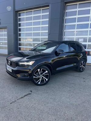 Melns Volvo XC40 2021 Panevēža, ar dzinēja tilpumu 1.97 L un nobraukumu 56 tūkst. km par 23990 €, foto  vietnē AUTOMOTO.COM.LV