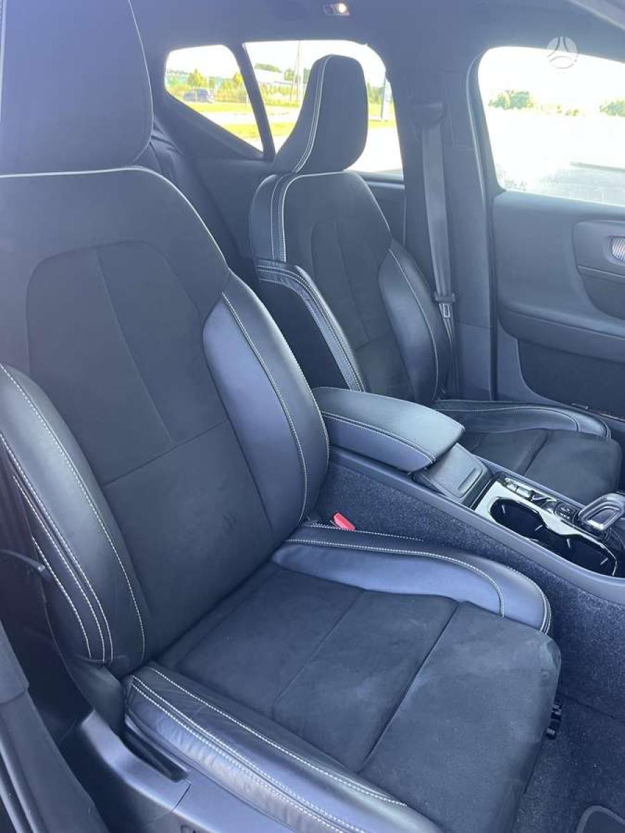 Melns Volvo XC40 2021 Panevēža, ar dzinēja tilpumu 1.97 L un nobraukumu 56 tūkst. km par 23990 €, foto 14 vietnē AUTOMOTO.COM.LV