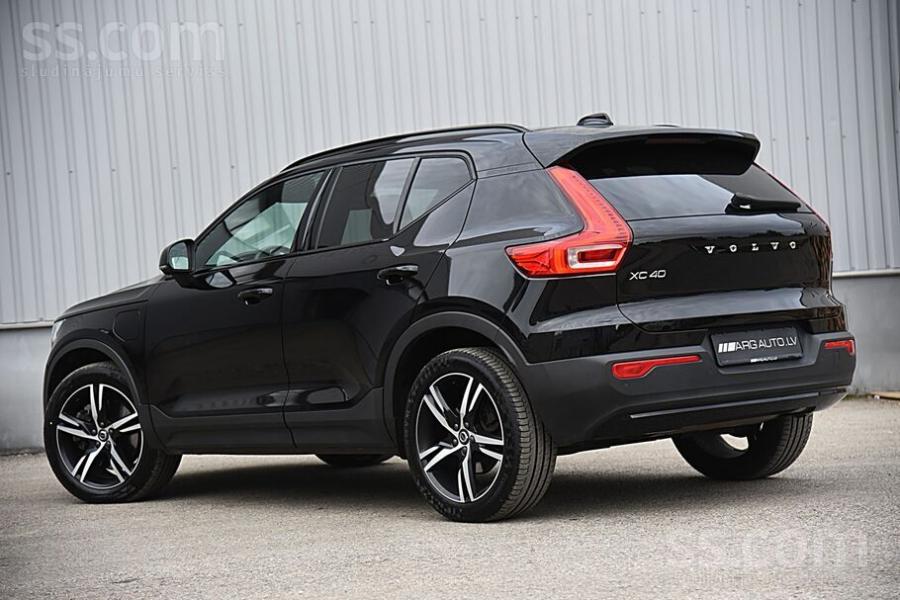 Black Volvo XC40 2021 in Tukums, with an engine capacity of 1.50 L and mileage of 109 thousand km for 21490 €, photo 3 on AUTOMOTO.COM.LV