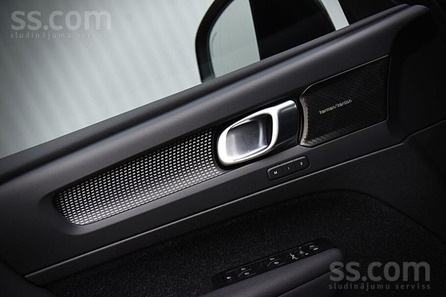 Black Volvo XC40 2021 in Tukums, with an engine capacity of 1.50 L and mileage of 109 thousand km for 21490 €, photo 9 on AUTOMOTO.COM.LV