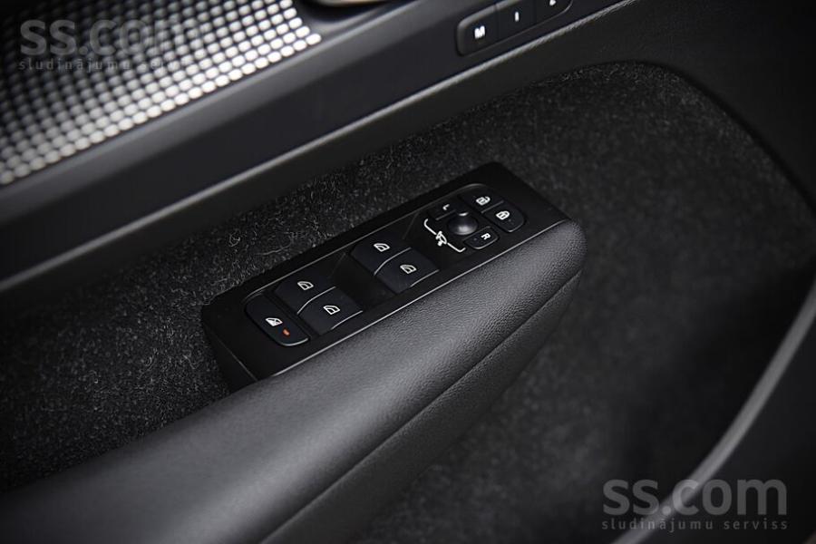 Black Volvo XC40 2021 in Tukums, with an engine capacity of 1.50 L and mileage of 109 thousand km for 21490 €, photo 10 on AUTOMOTO.COM.LV