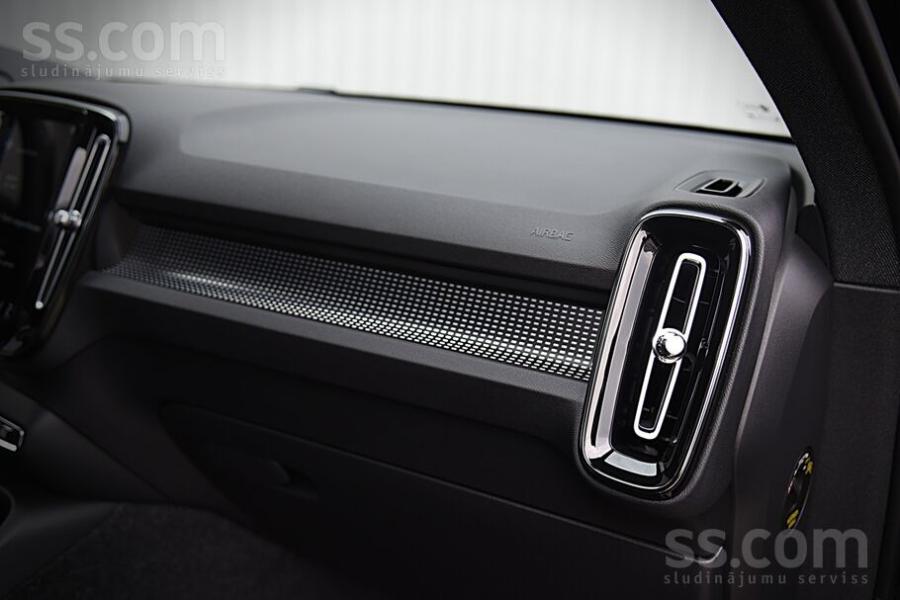 Black Volvo XC40 2021 in Tukums, with an engine capacity of 1.50 L and mileage of 109 thousand km for 21490 €, photo 17 on AUTOMOTO.COM.LV