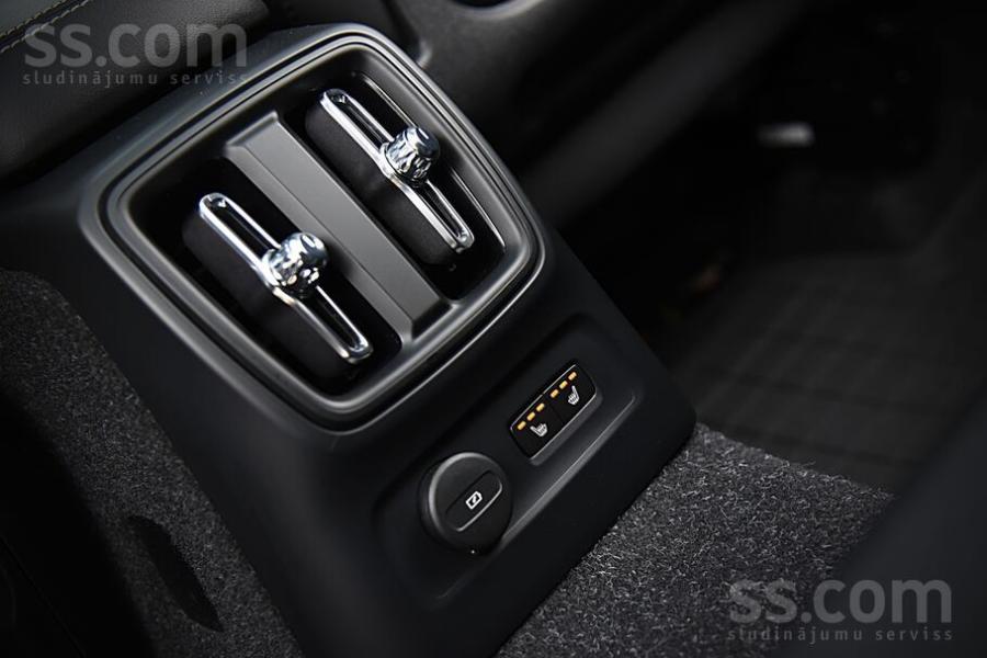 Black Volvo XC40 2021 in Tukums, with an engine capacity of 1.50 L and mileage of 109 thousand km for 21490 €, photo 21 on AUTOMOTO.COM.LV