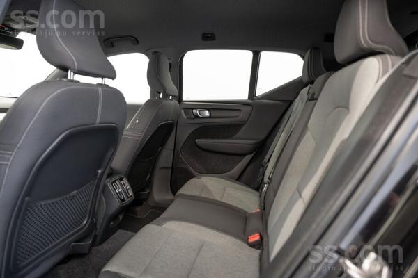 Black Volvo XC40 2021 in Riga, with an engine capacity of 1.50 L and mileage of 173 thousand km for 17900 €, photo 8 on AUTOMOTO.COM.LV