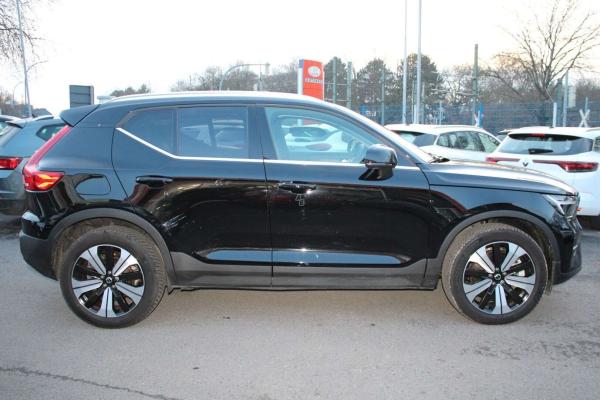 Black Volvo XC40 2022 in Kaunas, with an engine capacity of 1.50 L and mileage of 33 thousand km for 32047 €, photo 4 on AUTOMOTO.COM.LV