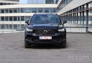 Black Volvo XC40 2022 in Riga, with an engine capacity of 1.50 L and mileage of 40 thousand km for 25780 €, photo 3 on AUTOMOTO.COM.LV