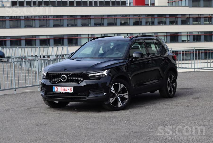 Black Volvo XC40 2022 in Riga, with an engine capacity of 1.50 L and mileage of 40 thousand km for 25780 €, photo 4 on AUTOMOTO.COM.LV