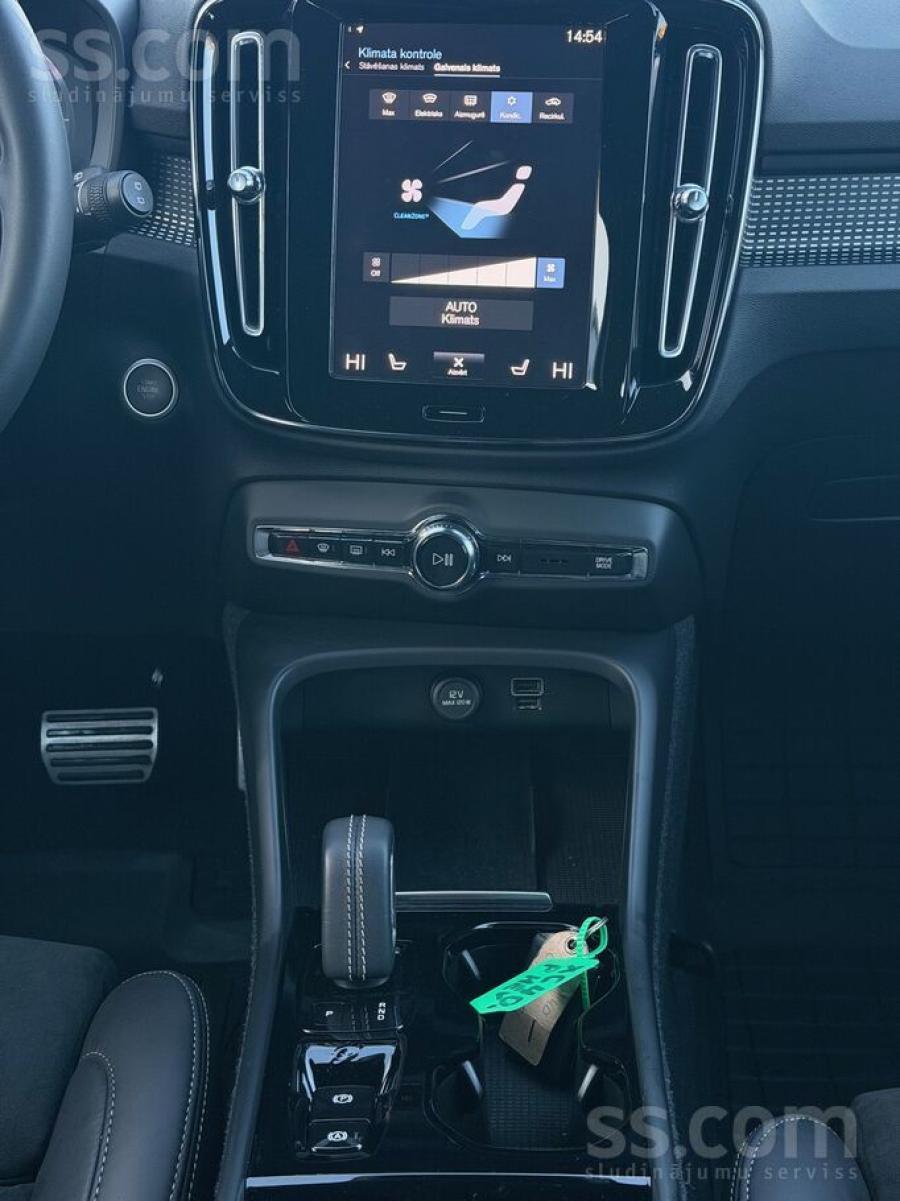 Black Volvo XC40 2022 in Riga, with an engine capacity of 1.50 L and mileage of 40 thousand km for 25780 €, photo 14 on AUTOMOTO.COM.LV
