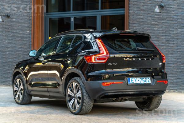 Black Volvo XC40 2022 in Riga, with an engine capacity of 2.00 L and mileage of 63 thousand km for 26990 €, photo 4 on AUTOMOTO.COM.LV