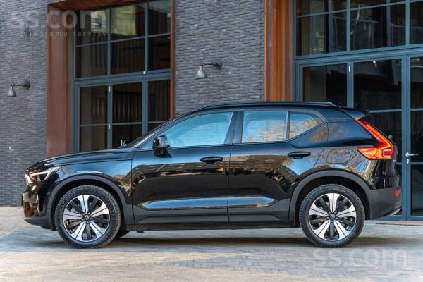 Black Volvo XC40 2022 in Riga, with an engine capacity of 2.00 L and mileage of 63 thousand km for 26990 €, photo 6 on AUTOMOTO.COM.LV