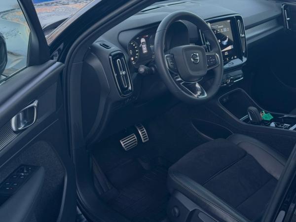 Melns Volvo XC40 2022 Rīga, ar dzinēja tilpumu 1.50 L un nobraukumu 40 tūkst. km par 27780 €, foto 4 vietnē AUTOMOTO.COM.LV