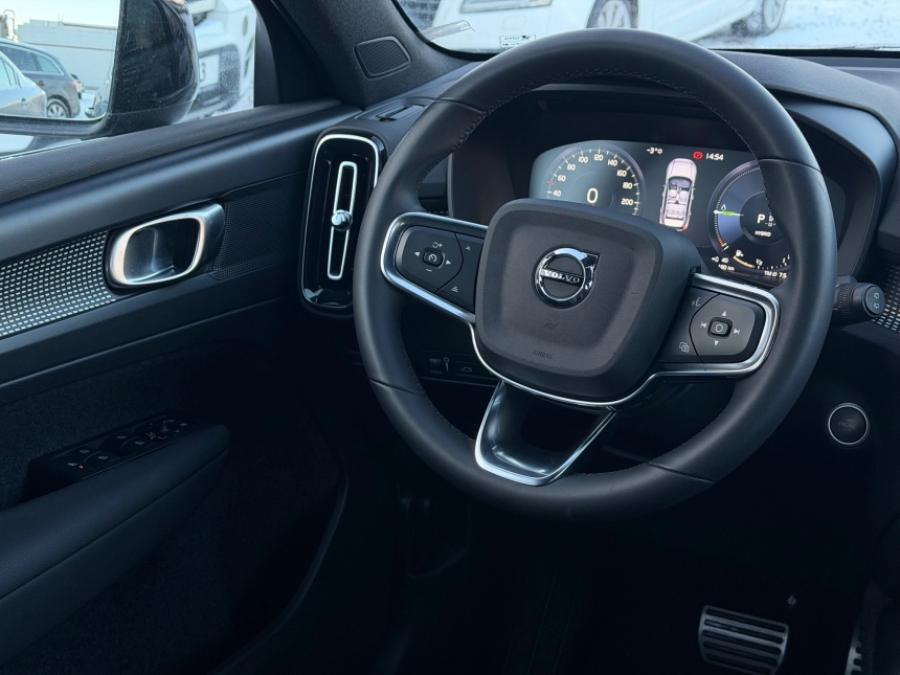 Черный Вольво XC40 2022 в Рига, объемом двигателя 1.50 л и пробегом 40 тыс. км за 27780 €, фото 19 на AUTOMOTO.COM.LV