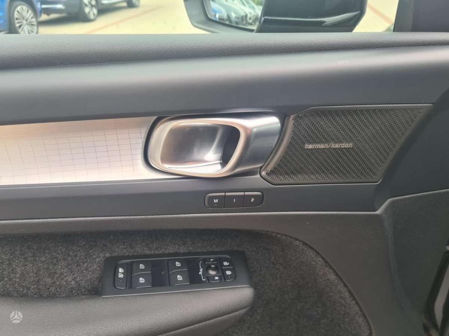 Black Volvo XC40 2022 in Siauliai, with an engine capacity of 1.48 L and mileage of 152 thousand km for 22978 €, photo 13 on AUTOMOTO.COM.LV
