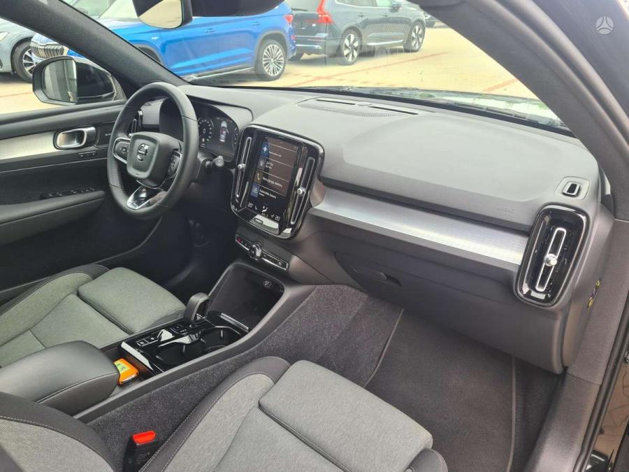 Black Volvo XC40 2022 in Siauliai, with an engine capacity of 1.48 L and mileage of 152 thousand km for 22978 €, photo 16 on AUTOMOTO.COM.LV