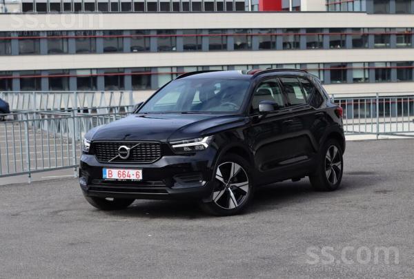 Черный Вольво XC40 2022 в Рига, объемом двигателя 1.50 л и пробегом 40 тыс. км за 25580 €, фото 3 на AUTOMOTO.COM.LV