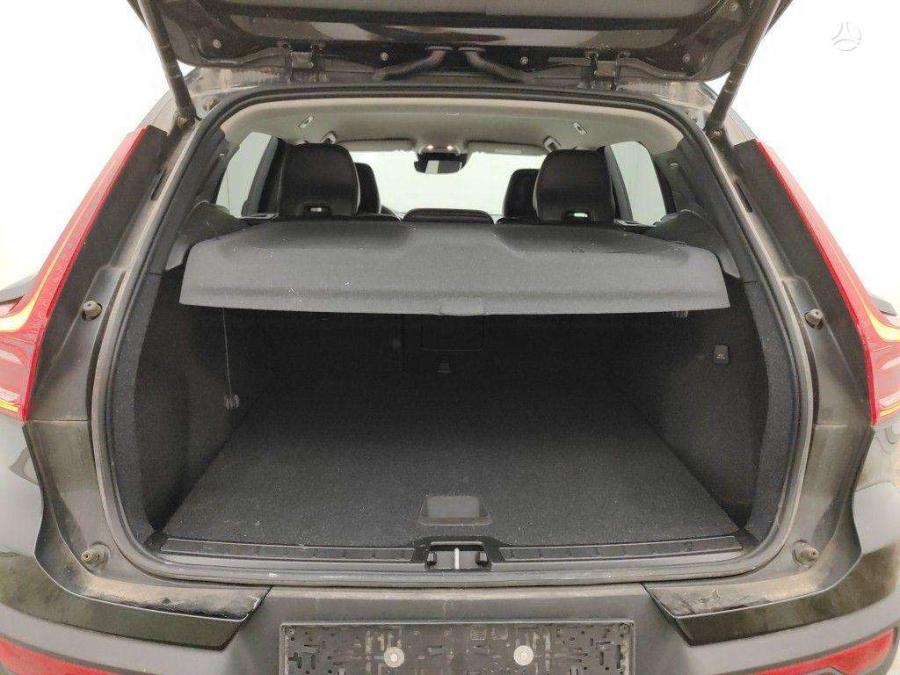 Melns Volvo XC40 2022 Viļņa, ar dzinēja tilpumu 1.48 L un nobraukumu 71 tūkst. km par 24080 €, foto 16 vietnē AUTOMOTO.COM.LV