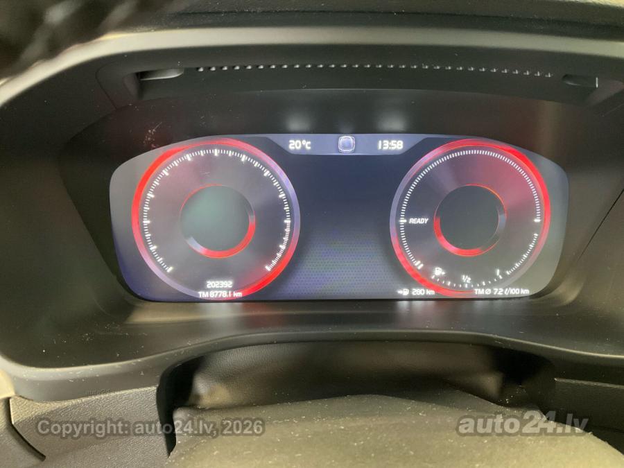 Black Volvo XC40 2022 in Tartu, with an engine capacity of 1.50 L and mileage of 202 thousand km for 21990 €, photo 7 on AUTOMOTO.COM.LV