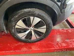 Black Volvo XC40 2022 in Tartu, with an engine capacity of 1.50 L and mileage of 202 thousand km for 21990 €, photo 13 on AUTOMOTO.COM.LV