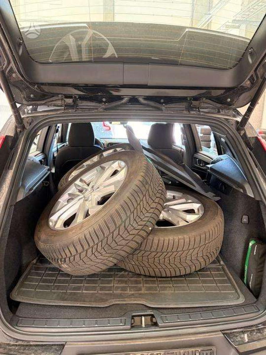 Melns Volvo XC40 2022 Šauļi, ar dzinēja tilpumu 1.48 L un nobraukumu 168 tūkst. km par 23900 €, foto 32 vietnē AUTOMOTO.COM.LV