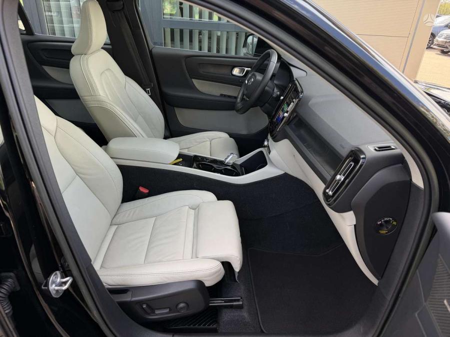 Melns Volvo XC40 2022 Šauļi, ar dzinēja tilpumu 1.48 L un nobraukumu 162 tūkst. km par 24990 €, foto 21 vietnē AUTOMOTO.COM.LV